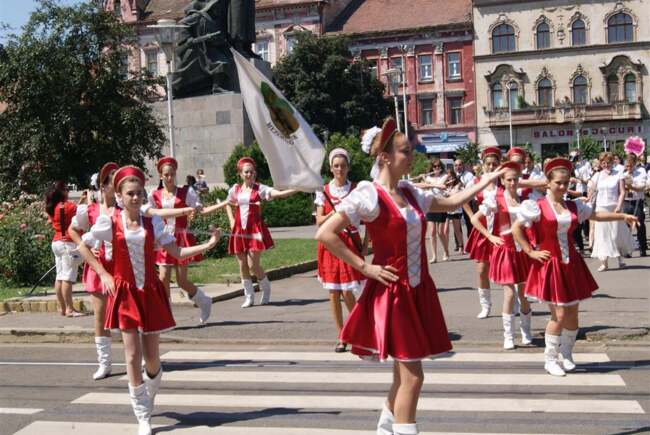 Majoretele din trei țări își dau întâlnire la Polivalenta arădeană - ARADON