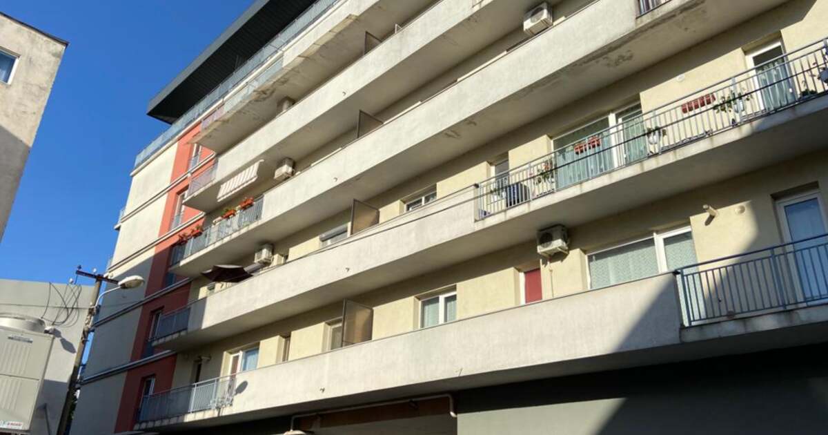 Bărbatul căzut de la etajul 3 încerca să aranjeze marchiza de pe balcon ...