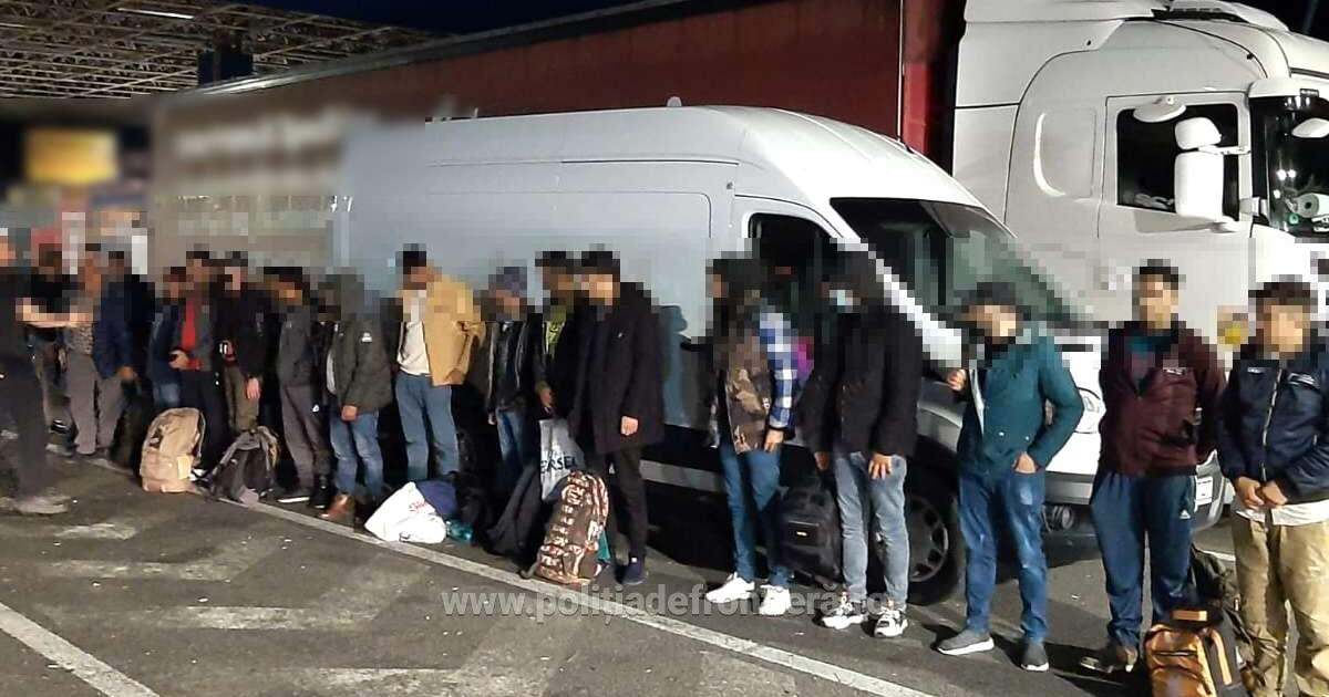 16 migranți descoperiți într-o autoutilitară, la Peregu Mare - ARADON