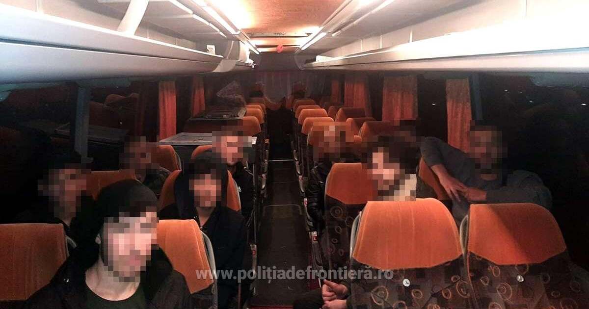 Migranți ascunși într-un microbuz și un autocar, în locuri special ...