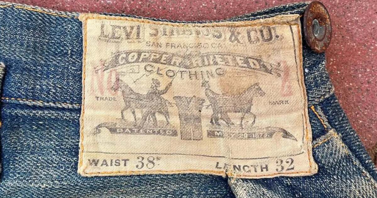 O pereche de blugi Levi's din secolul al XIX-lea găsiţi într-o mină, a ...