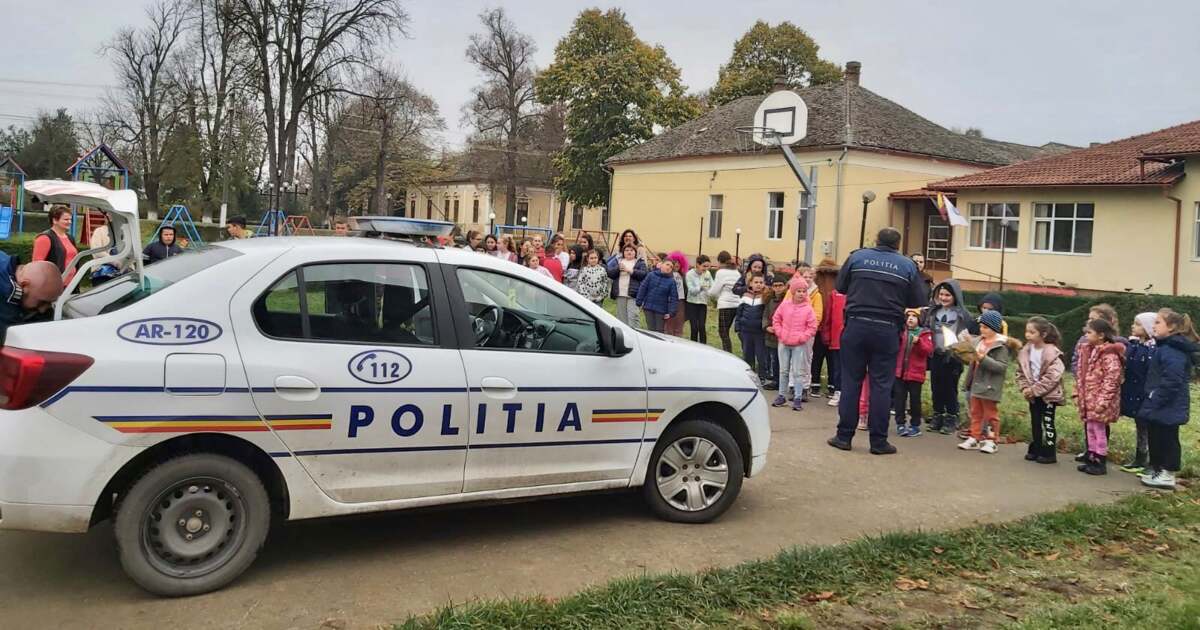 Polițiștii, întâlnire cu elevii școlii din Peregu Mare - ARADON