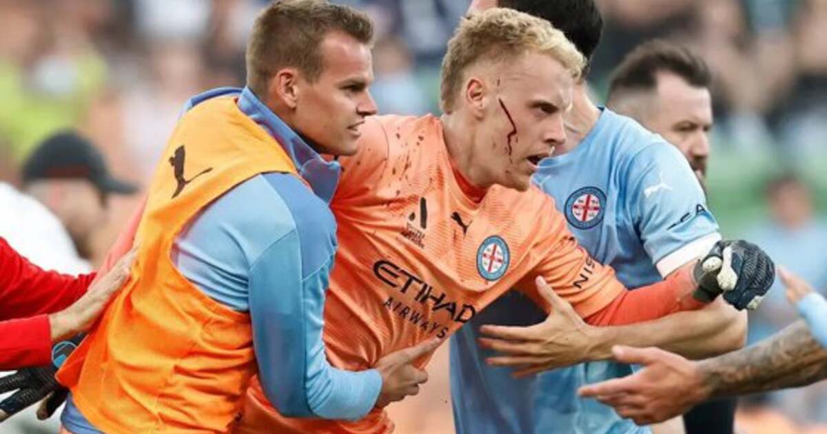 Portarul unei echipe de fotbal din Australia, bătut de suporteri în ...