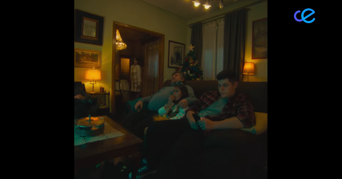 Reclamă ironică a Ministerului Egalităţii din Spania: pregătirea cinei pentru Ajunul Crăciunului ...