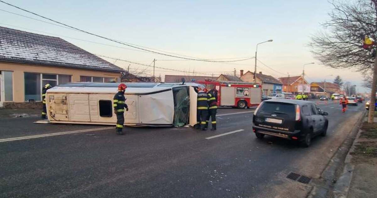 Accident grav Oradea. Un microbuz cu mai multe persoane s-a răsturnat ...
