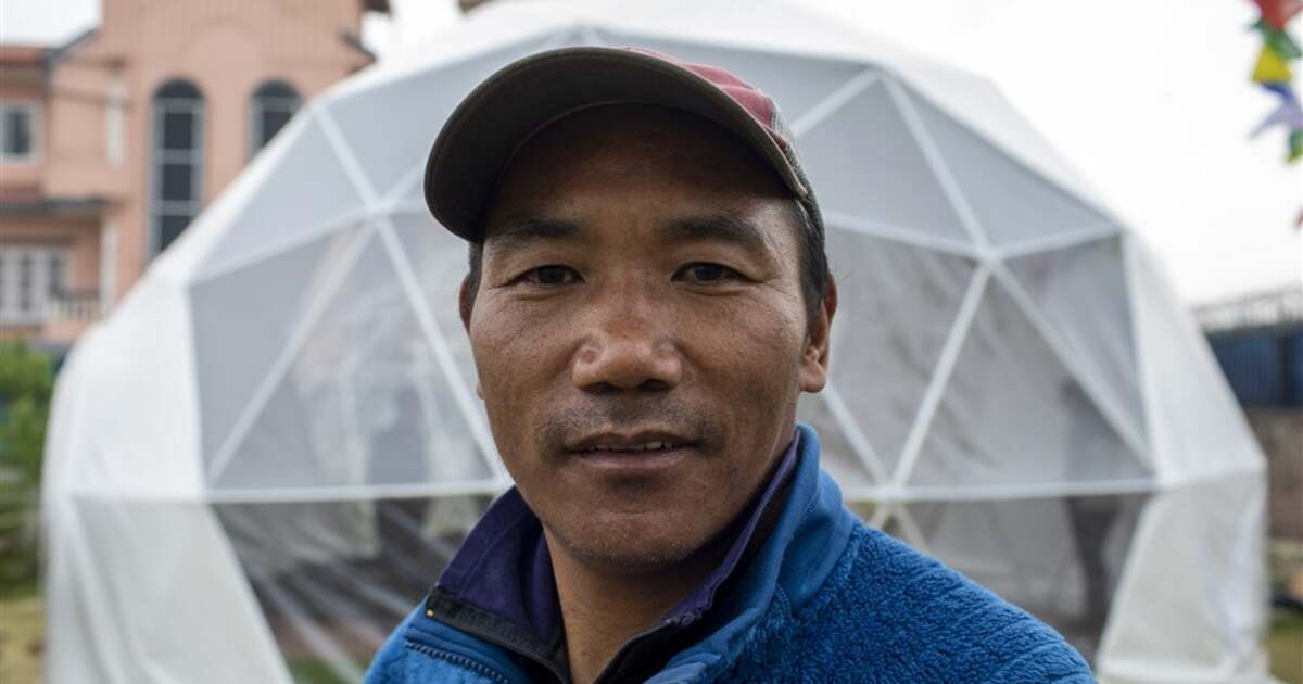 Şerpaşul nepalez Kami Rita a cucerit pentru a 27-a oară vârful Everest ...