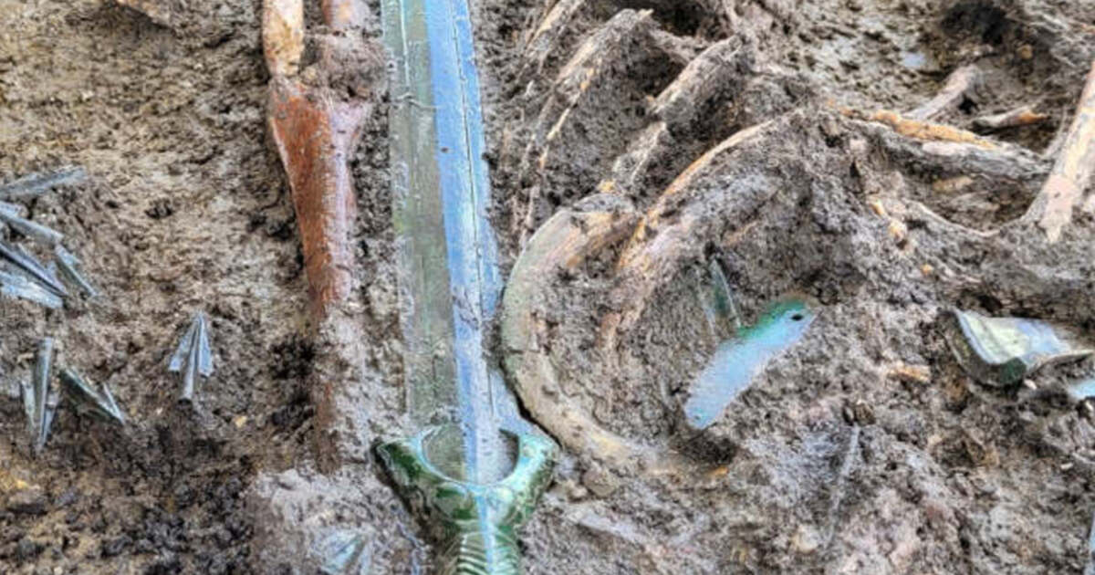 Arheologii au descoperit o sabie veche de peste 3000 de ani. Aceasta ...