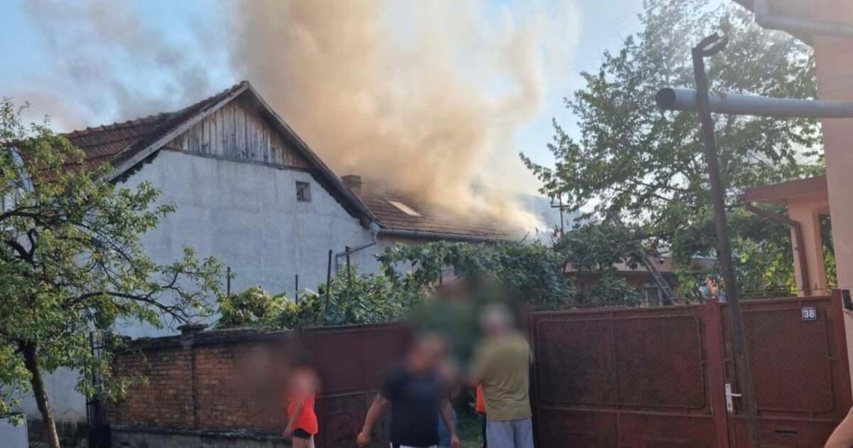 Sebiș: Un incendiu izbucnit la o anexă s-a extins la acoperișul casei ...