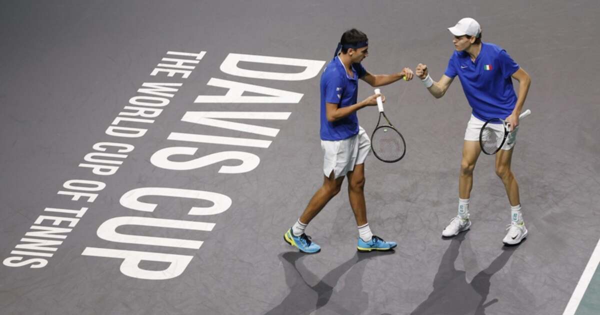 Italia a eliminat în semifinale Serbia lui Djokovic și ajunge în finala ...