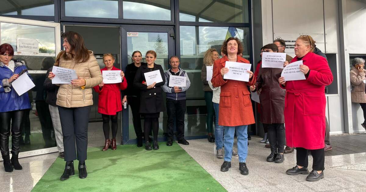 FOTO/VIDEO | Protest la DSP Arad. Angajații vor majorarea salariilor ...