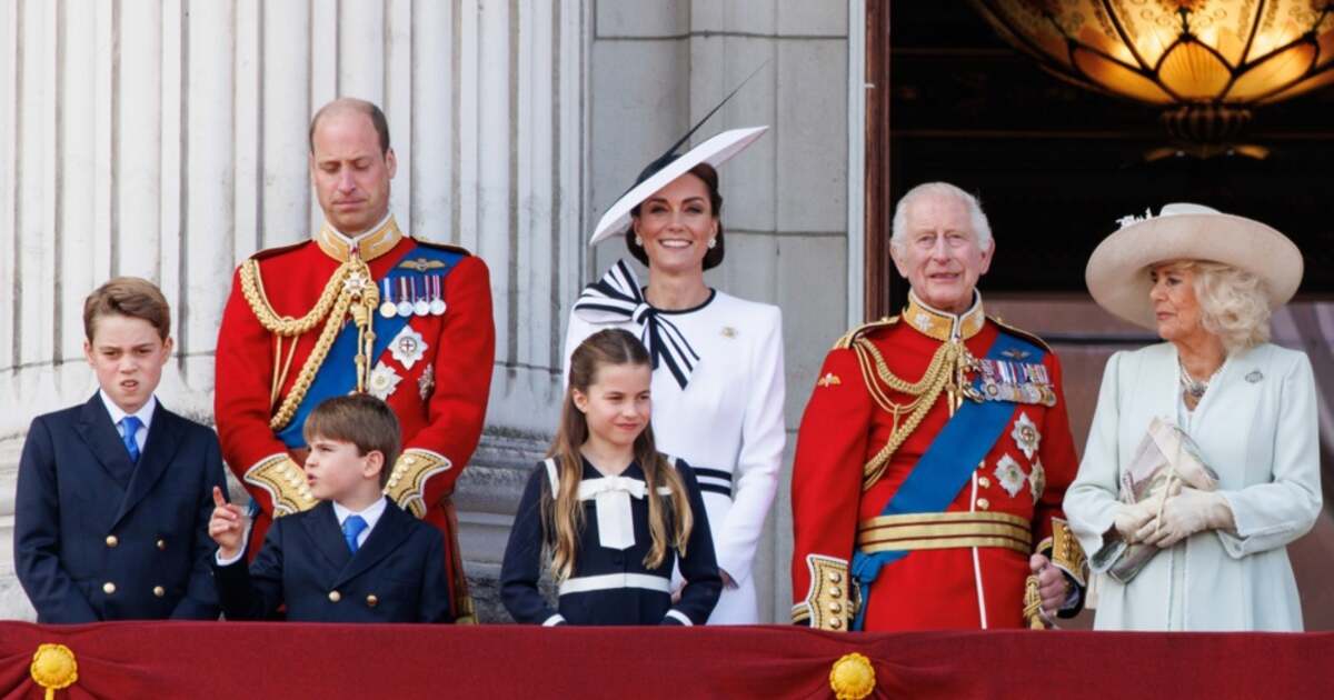Prinţesa de Wales a salutat mulţimile cu cazia paradei militare ...