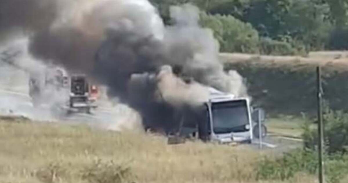 Autobuz OTL cuprins în totalitate de flăcări la intrare în Băile Felix ...