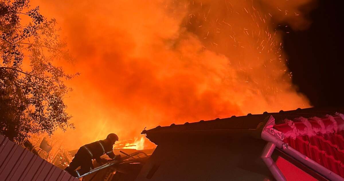 Incendiu de amploare la Agrișu Mic: 9 porci și 60 de păsări au ars în ...