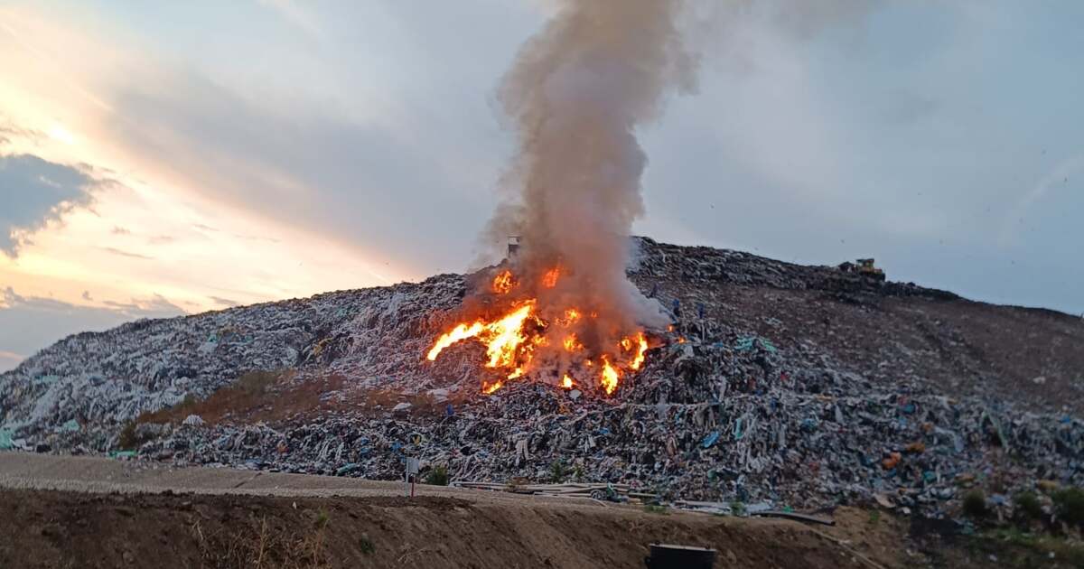 UPDATE. A ars de gunoi a municipiului Arad! Cauza: autoaprinderea ...