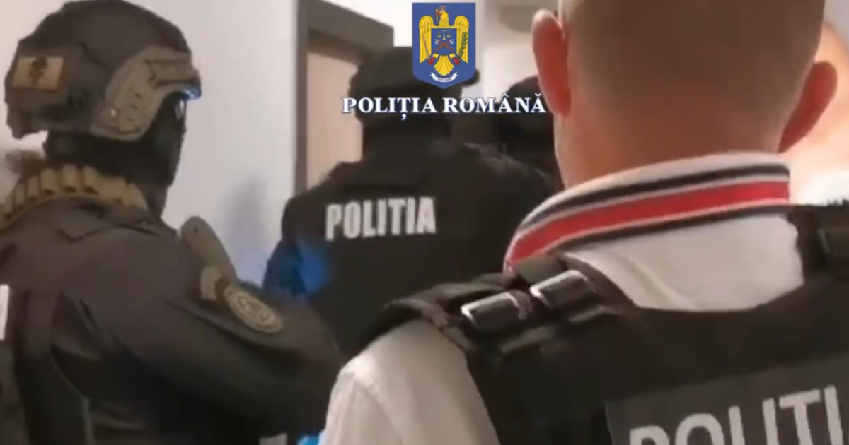 Traficul de persoane săvârşit de un funcţionar public în exerciţiul de serviciu, pedepsit cu ...