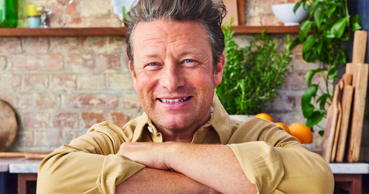 Celebrul bucătar Jamie Oliver retrage de la vânzare cartea sa pentru ...