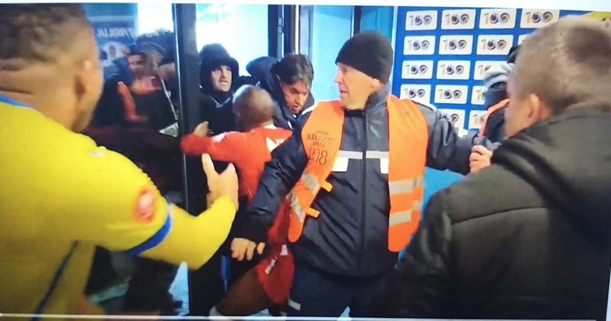 Scandalul din teren s-a mutat la vestiare. Tsouka, la un pas de bătaie ...