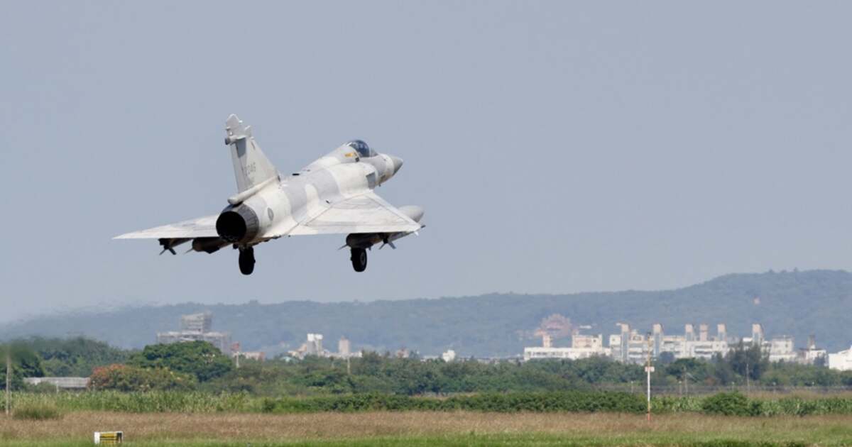 Primele avioane de luptă franceze Mirage 2000 au fost livrate în ...