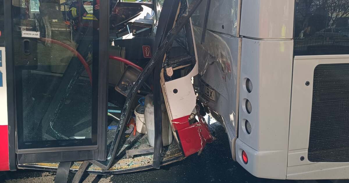 Ciocnire între autobuze, pe Calea Aurel Vlaicu - ARADON