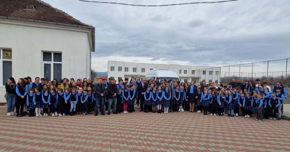 La școala din Ususău, dascălii poartă aceeași uniformă cu elevii - ARADON