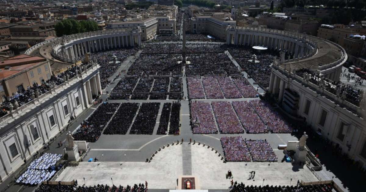 Vaticanul anunță că 250.000 de persoane au asistat la slujba de ...