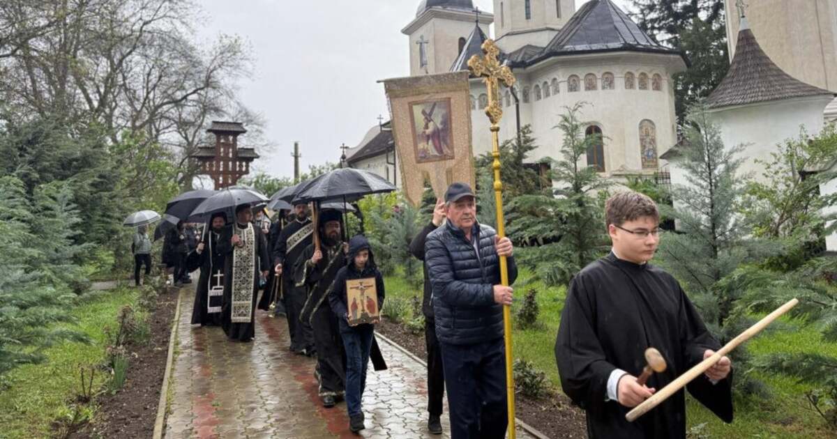 FOTO | „Drumul Crucii” a adunat credincioșii la Mănăstirea Hodoș-Bodrog ...