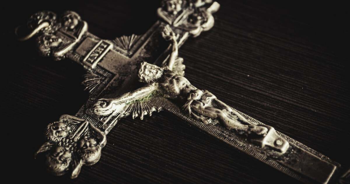 Fetiţa supusă unui ritual de exorcizare de către mamă, preluată în ...