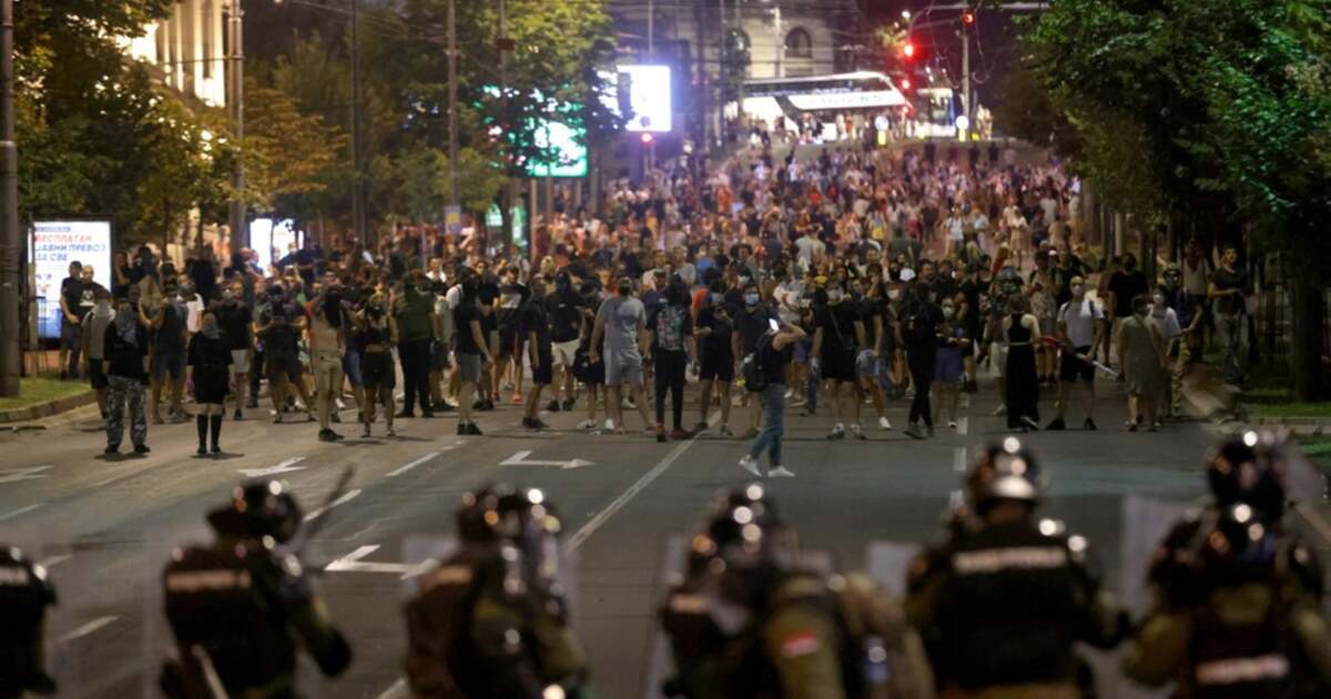Protestele antiguvernamentale din Serbia au degenerat în violenţe - ARADON