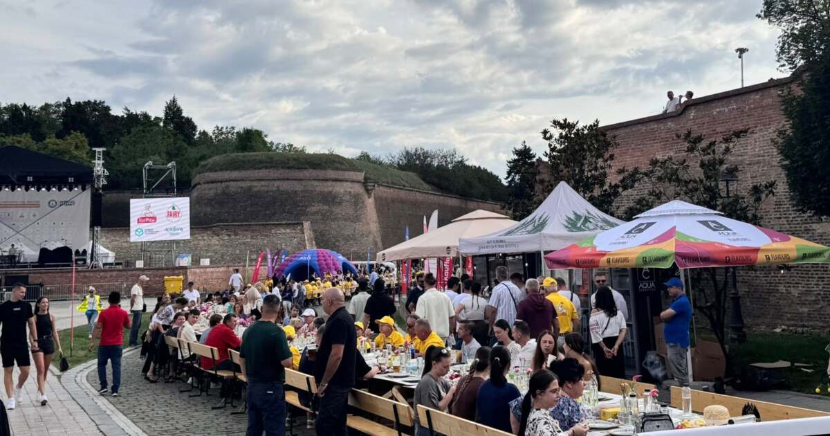 Alba Iulia a intrat în Cartea Recordurilor, cu cea mai lungă masă din ...