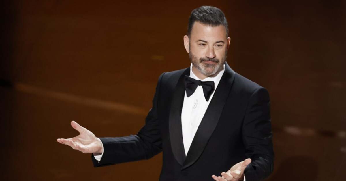 După o perioadă de suspendare, emisiunea lui Jimmy Kimmel se reia marţi ...