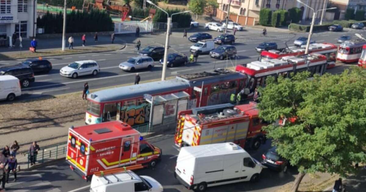 FOTO. Ciocnire între tramvaie, pe Calea Aurel Vlaicu. Unul plecase din ...