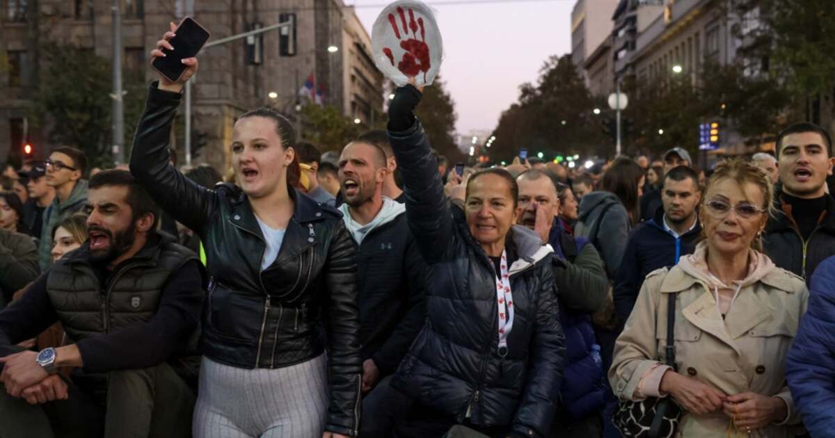Tragedia de la Novi Sad: Mii de manifestanţi s-au aflat faţă în faţă la ...