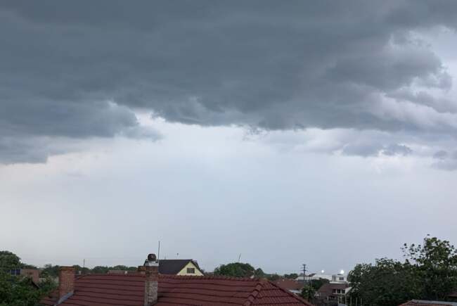 UPDATE. Furtună în Arad! Vânt puternic, descărcări electrice și posibil ...